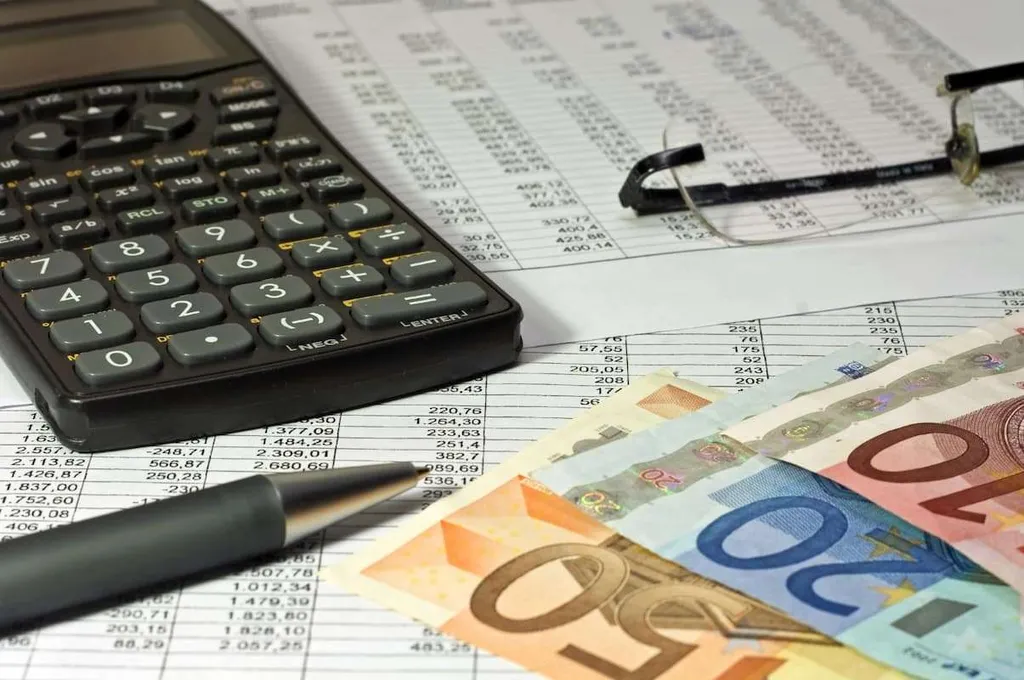 Cash Flow Hedge vs Fair Value Hedge: Key Differences | BooksTime