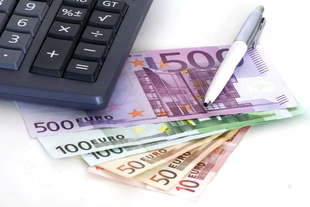 Cash Inflow vs Outflow: What is the Difference? | BooksTime